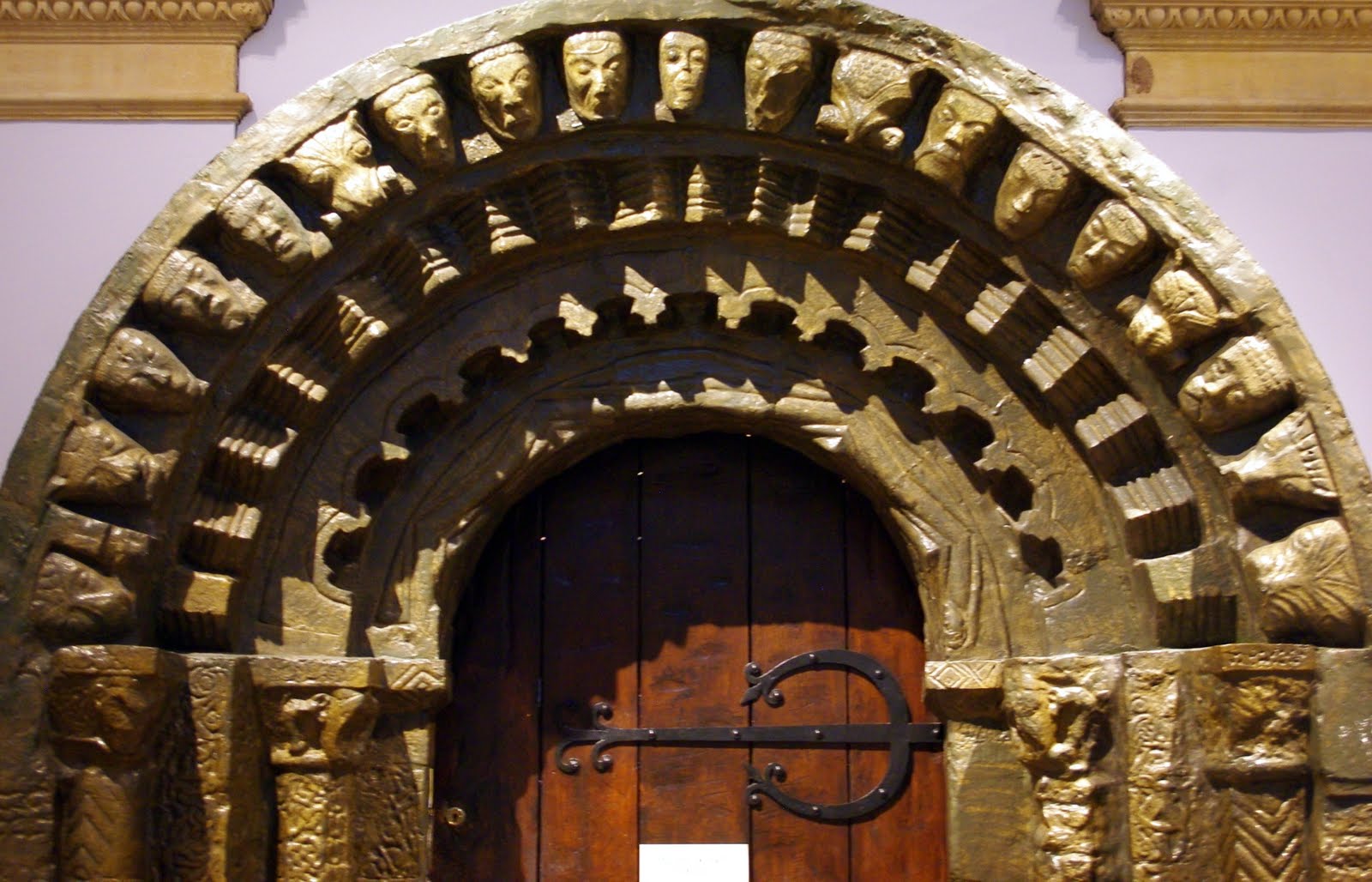 dublin-national-museum.-replica-de-la-portada-romanica-de-la-iglesia-de ... dublin-national-museum.-replica-de-la-portada-romanica-de-la-iglesia-de ...